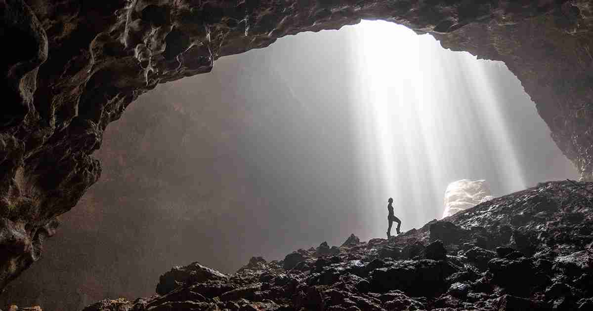 10 Destinasi Wisata Gua di Indonesia yang Menarik Dijelajahi