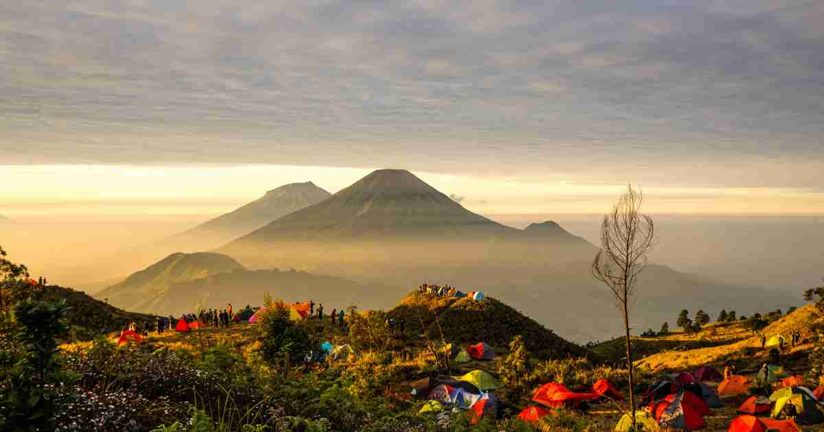 5 Rekomendasi Gunung Untuk Hiking Bagi Pemula Merayakan Tahun Baru