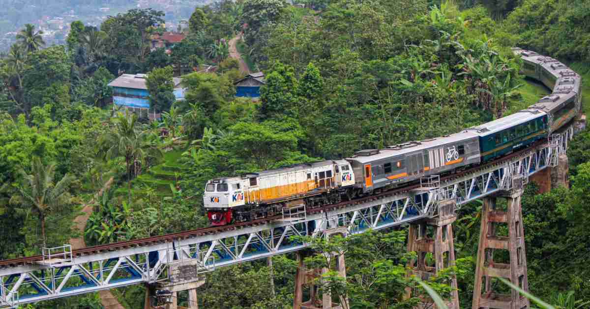 7 Jalur Kereta Api Terindah di Indonesia yang Wajib Kamu Coba